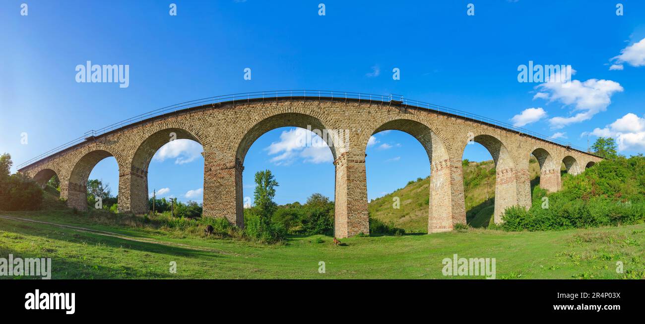 Overhead stone bridge hi-res stock photography and images - Alamy