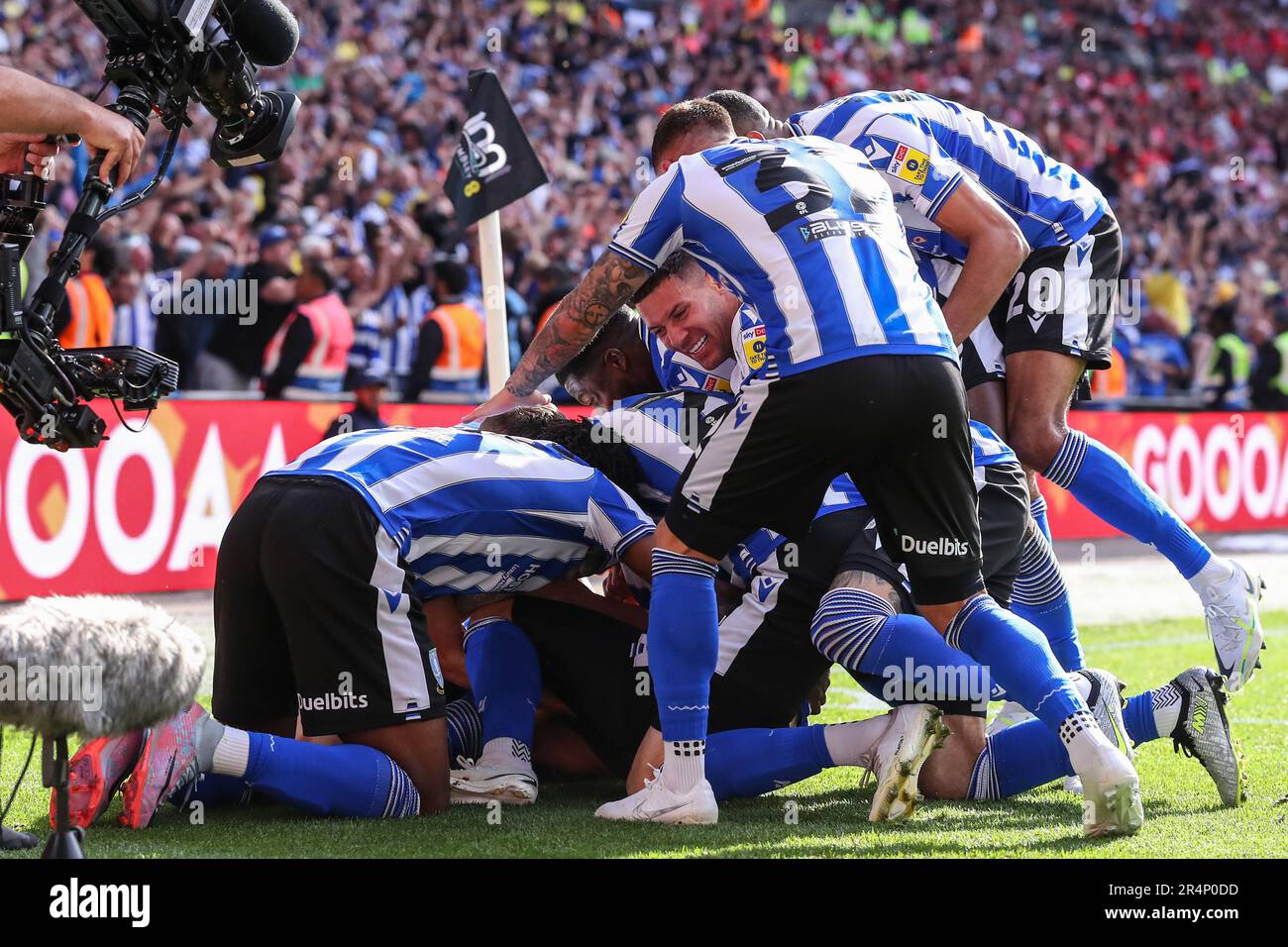 Josh Windass #11 of Sheffield Wednesday celebrates his goal with his ...