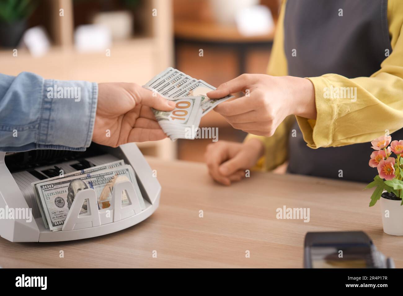 Woman counter cash receiving hi-res stock photography and images - Alamy