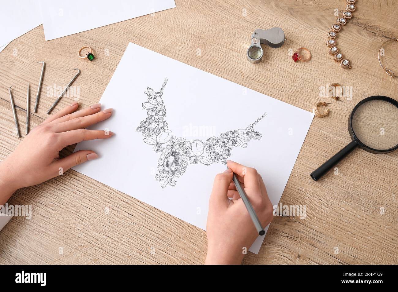 Female jeweler drawing sketch hi-res stock photography and images - Alamy