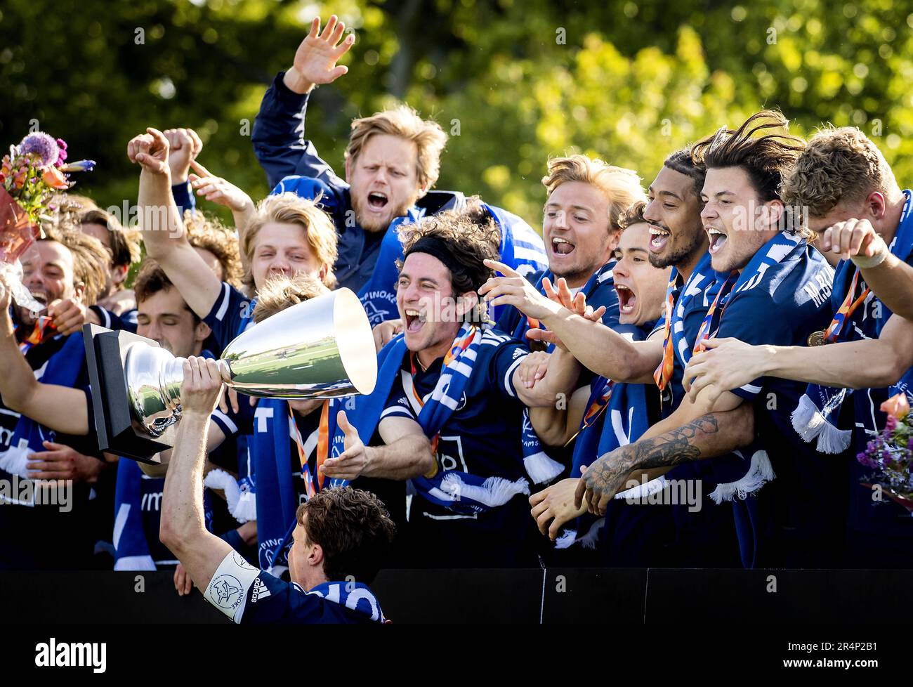 BLOEMENDAAL - Players of Pinoke celebrate the national championship ...