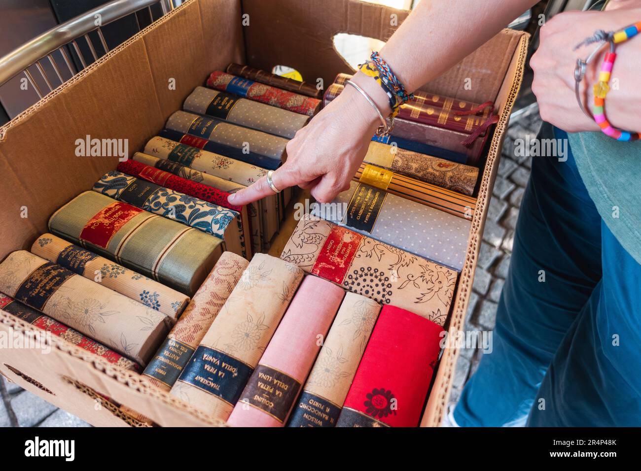 Old fashioned bookshop woman hi-res stock photography and images - Alamy