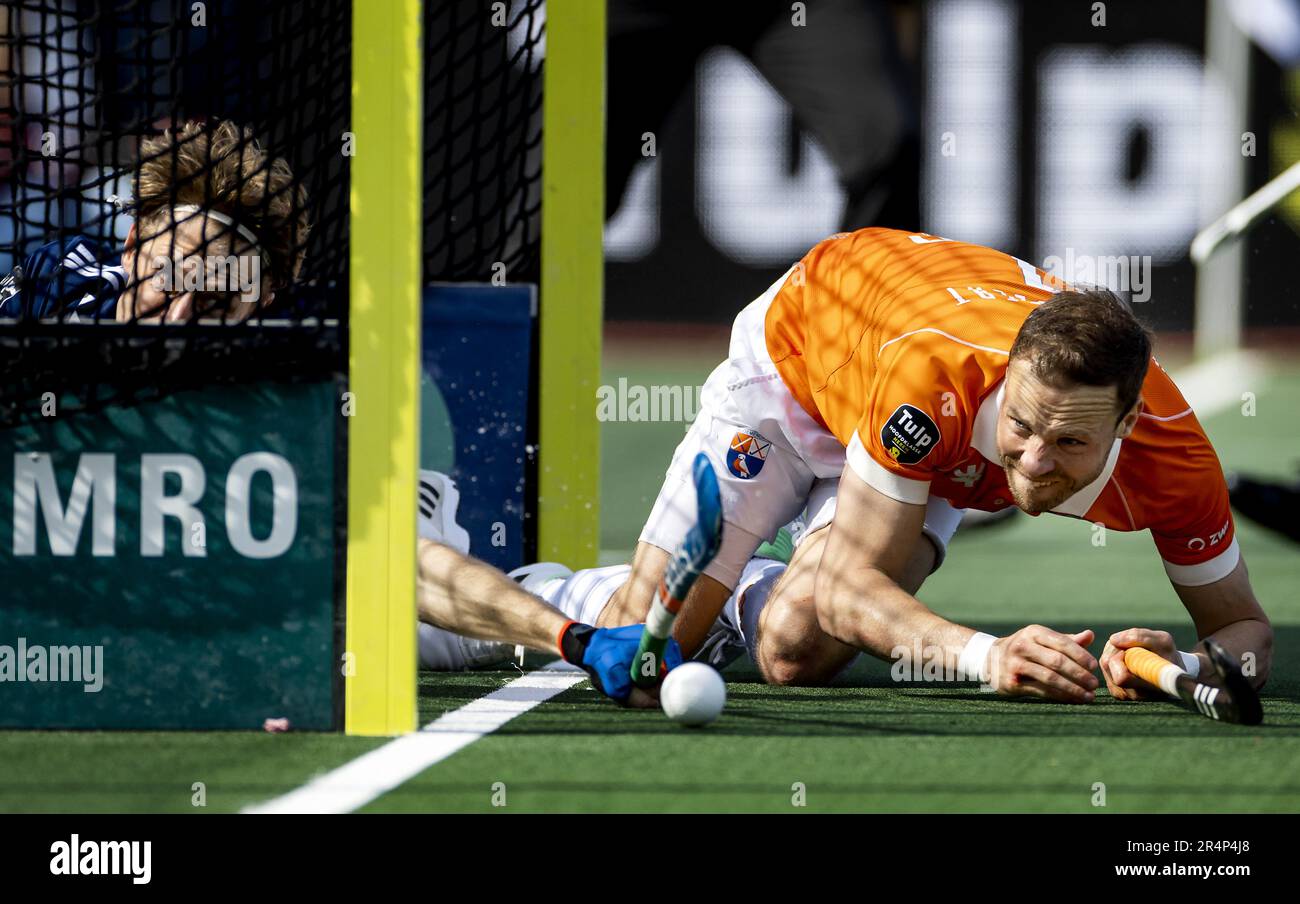 BLOEMENDAAL - Roel Bovendeert van Bloemendaal in action against Gijs ...