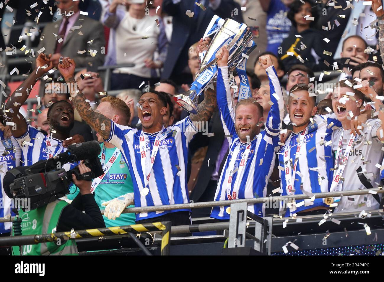 Sheffield Wednesday's Barry Bannan (centre right) and team-mates lifts ...