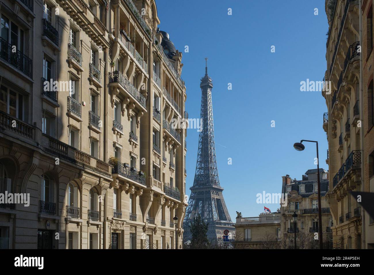 Parisian street hi-res stock photography and images - Alamy
