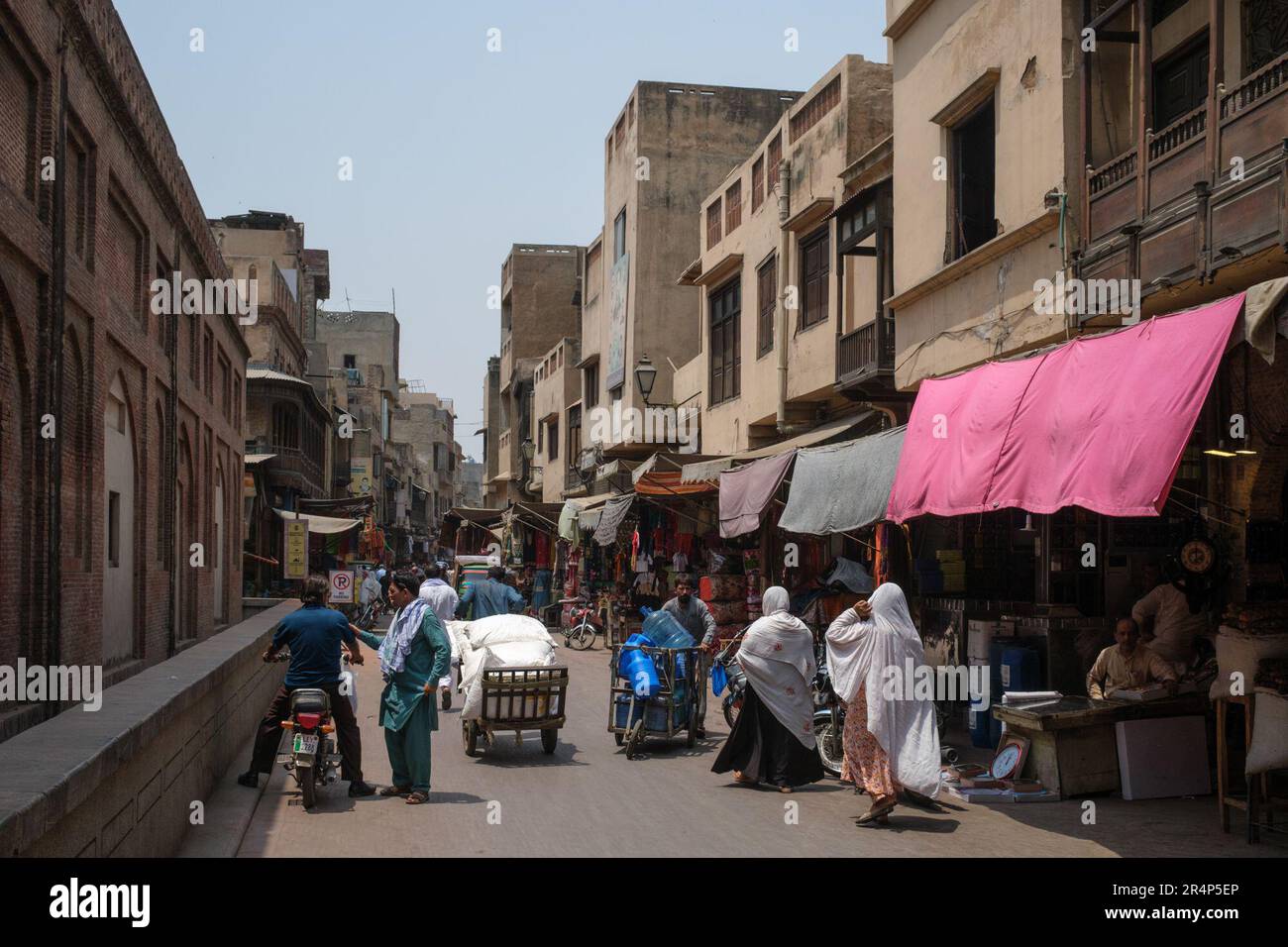 A street scene in the old city of Lahore, Pakistan Stock Photo - Alamy
