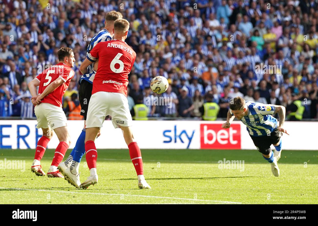 Sheffield Wednesday's Josh Windass (right) scores their side's first ...