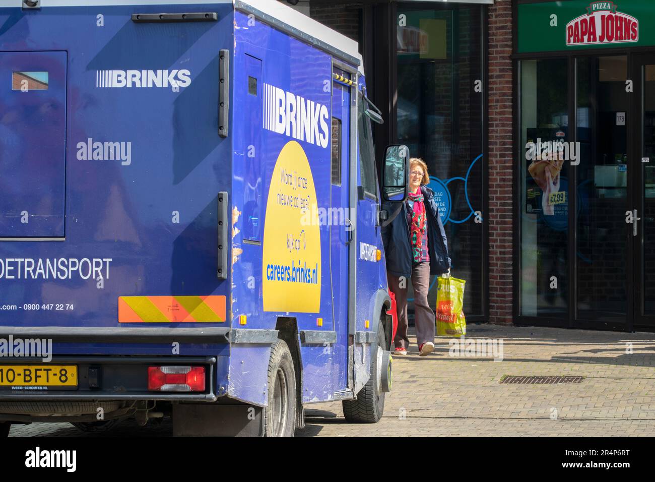 Brinks armored truck hi-res stock photography and images - Alamy