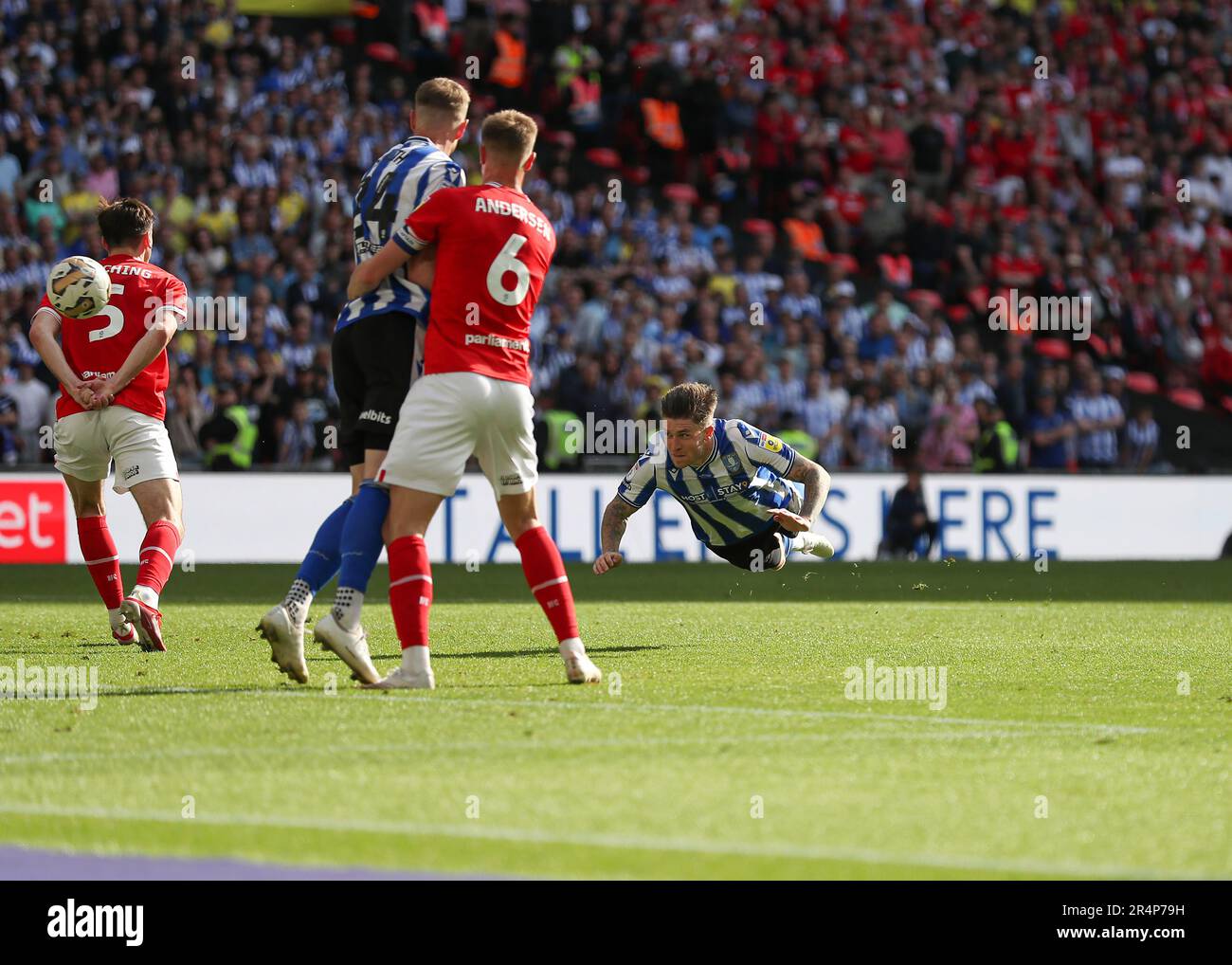 Diving header goal hi-res stock photography and images - Alamy