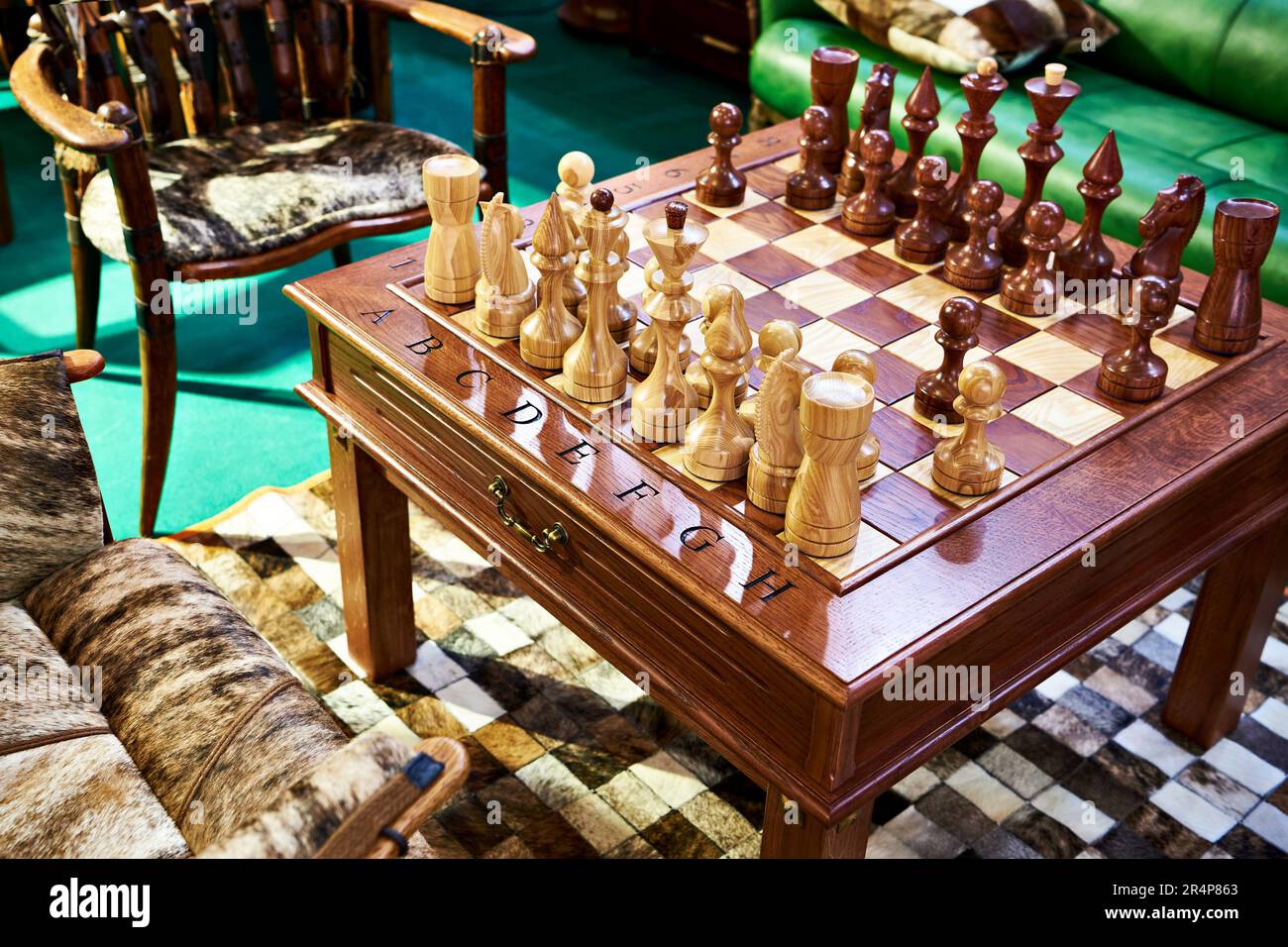 Vintage chess in retro interior Stock Photo - Alamy