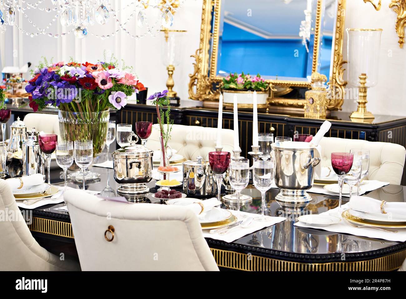 Luxurious table hi-res stock photography and images - Alamy