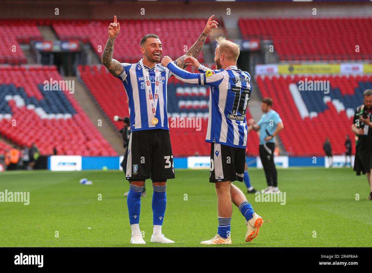 Barry Bannan #10 of Sheffield Wednesday 7 Jack Hunt #32 of Sheffield ...