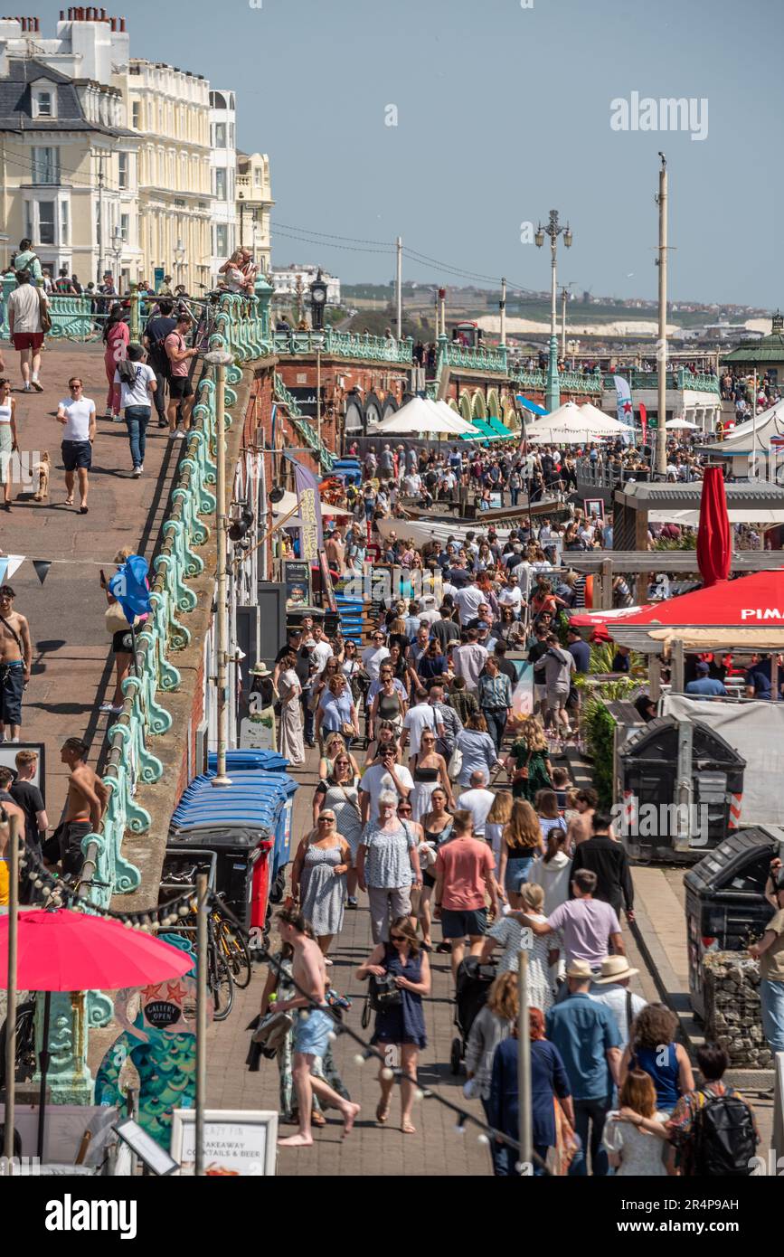 Brighton, May 27th 2023: The scene on a crowded and buzzing Brighton ...