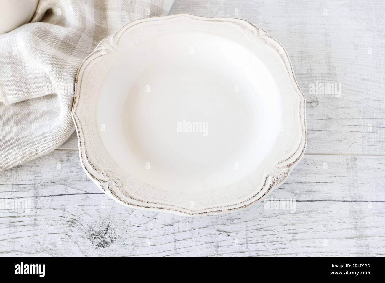 Top view empty plate on rustic wooden table. Meal time Stock Photo - Alamy