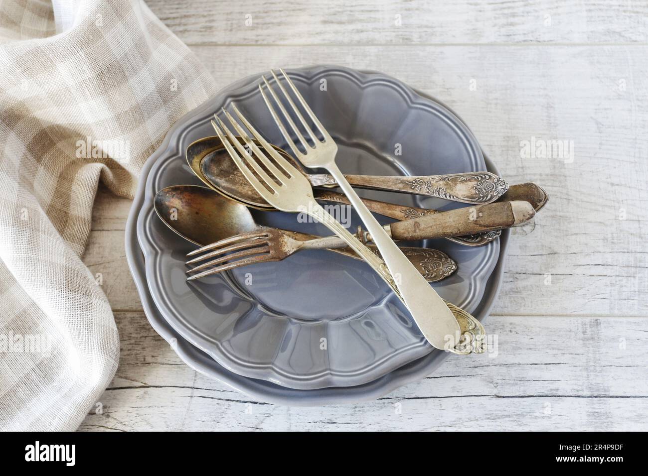 Top view empty plate on rustic wooden table. Meal time Stock Photo - Alamy