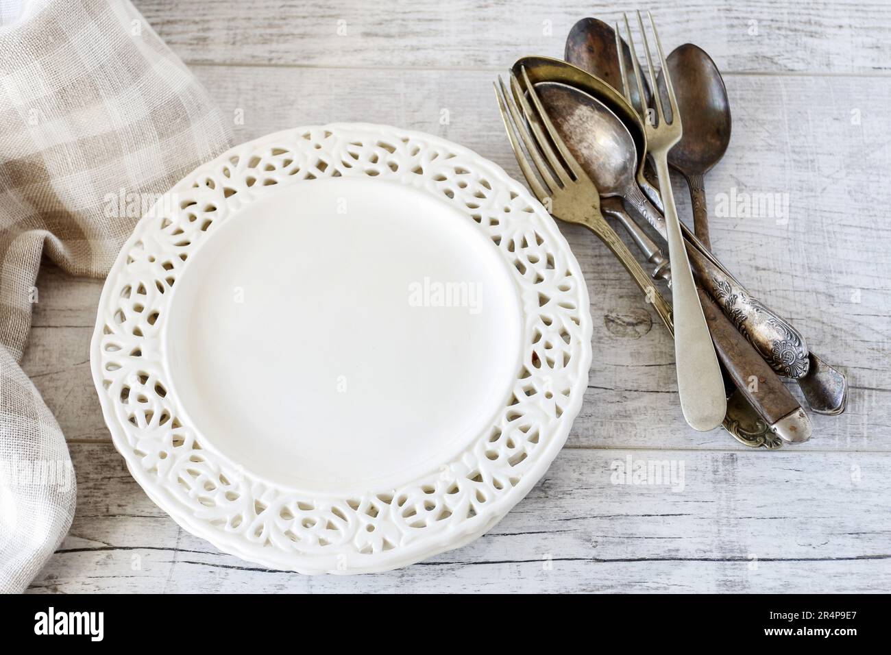 Top view empty plate on rustic wooden table. Meal time Stock Photo - Alamy