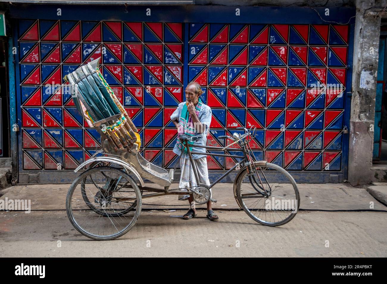 Rickshaw rider dhaka bangladesh hi-res stock photography and images - Alamy