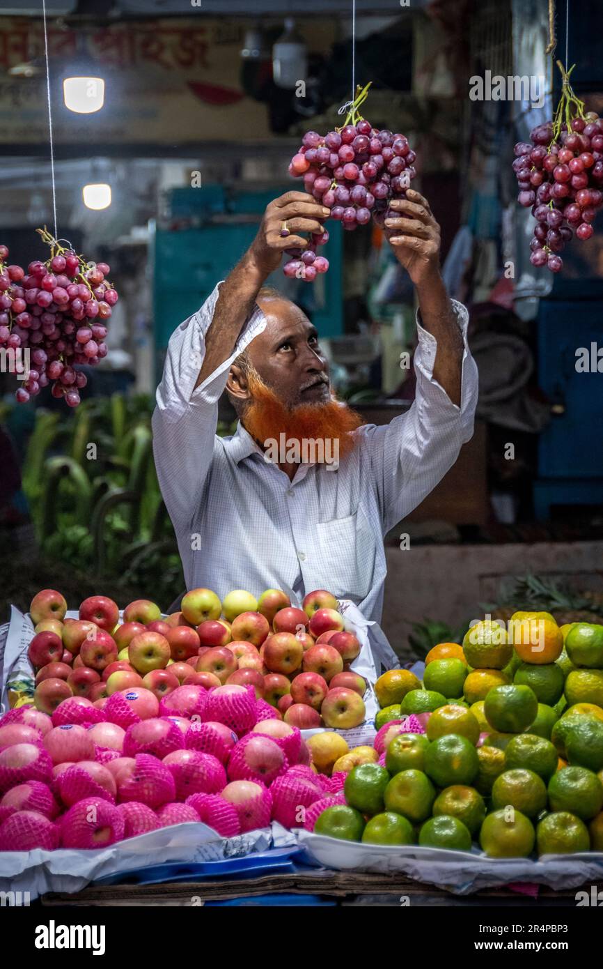Grapes in a market hi-res stock photography and images - Alamy