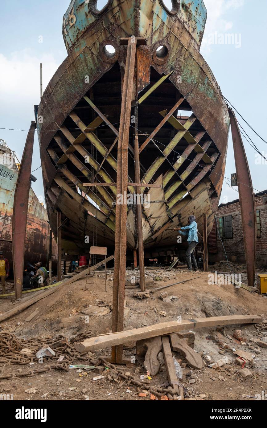 Building a ship in the Shipyards of Old Dhaka, Bangladesh Stock Photo ...
