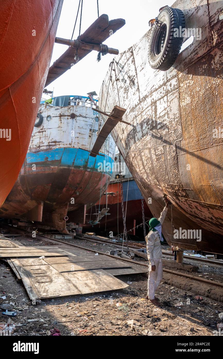 A worker grinding off rust in the Shipyards of Old Dhaka, Bangladesh ...