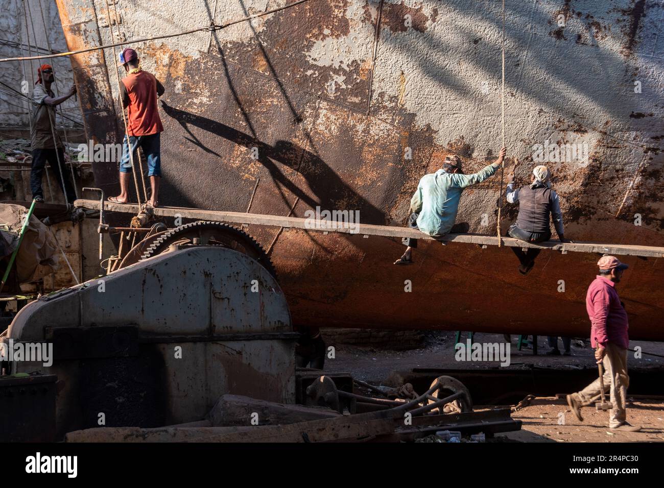 Shipyard labour hi-res stock photography and images - Alamy