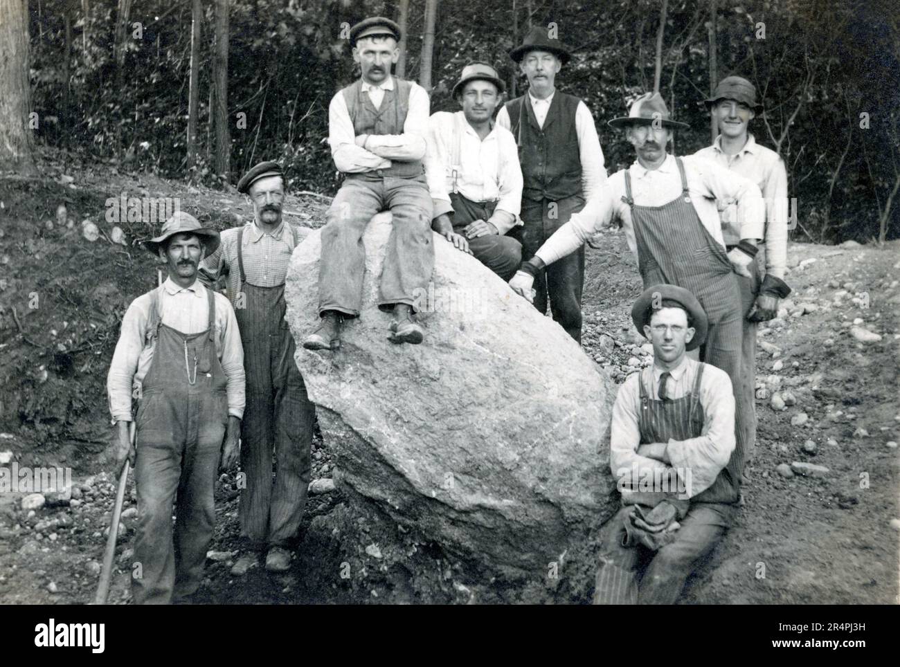 Vintage male group photo hi-res stock photography and images - Alamy