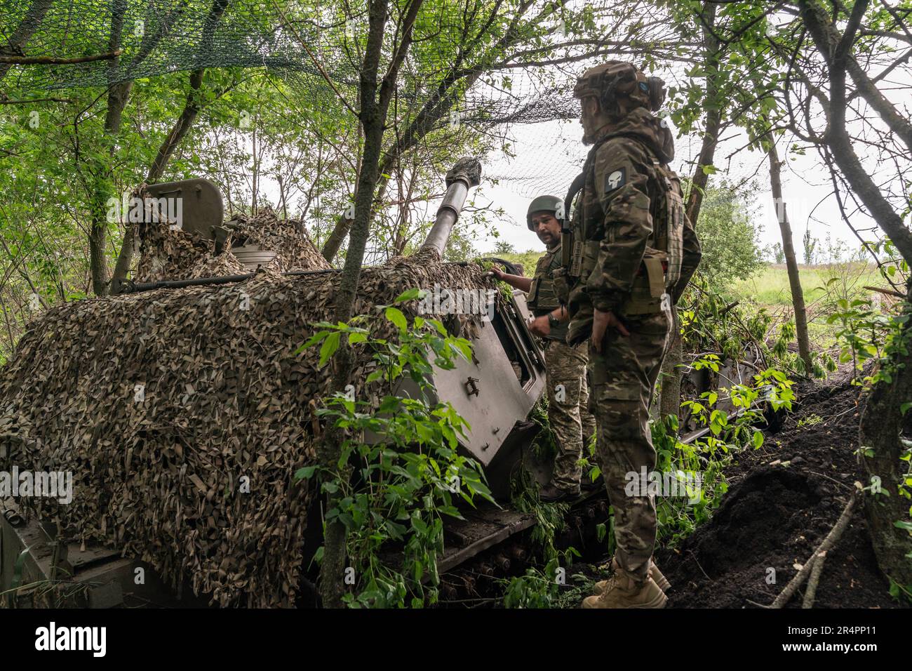 Crew members of self-propelled gun from 57th artillery brigade of ...