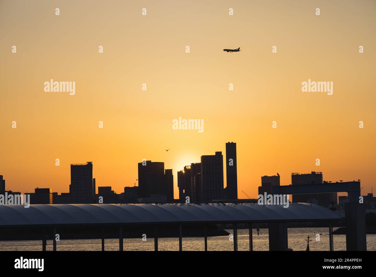 picture with a view from Odaiba, Tokyo, over the bayto the skyline of ...