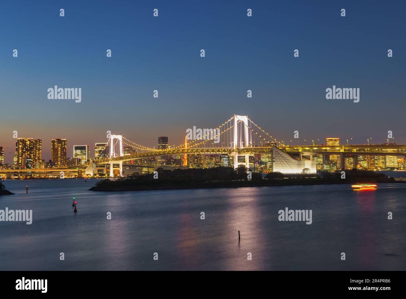picture of the Rainbow Bridge in Tokyo, Japan, at night Stock Photo - Alamy