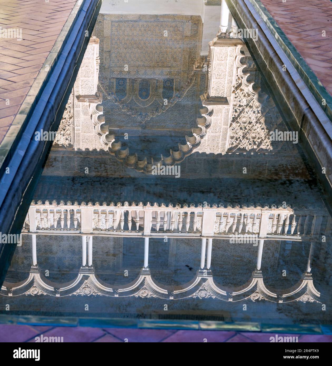 Reflecting architecture hi-res stock photography and images - Alamy