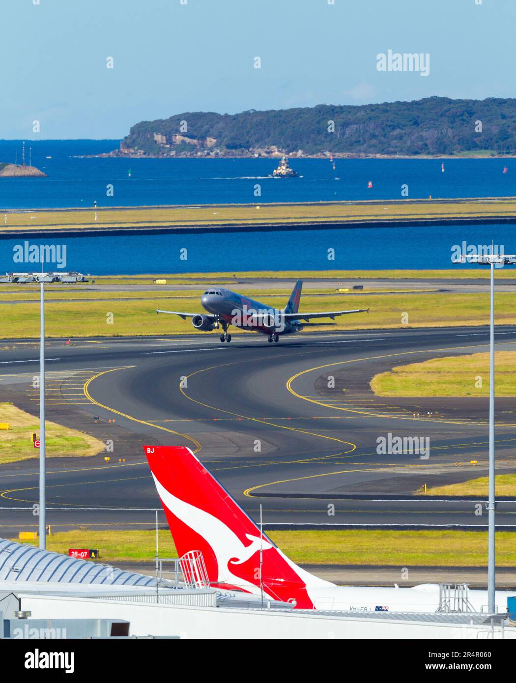 Aircraft movements at Sydney Airport on Botany Bay in Australia Stock ...