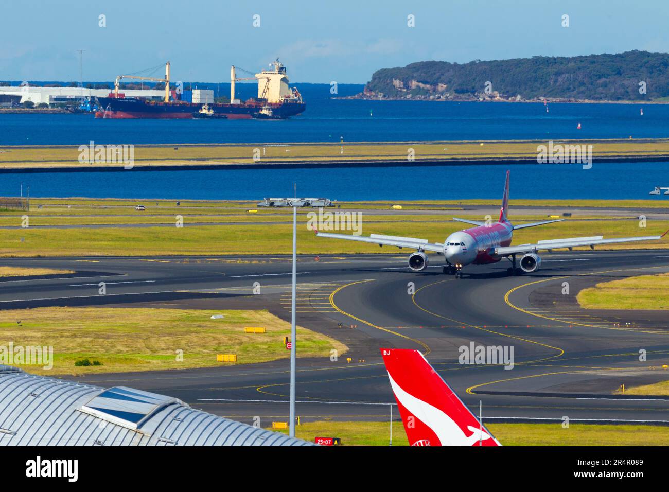 Aircraft movements at Sydney Airport on Botany Bay in Australia Stock ...