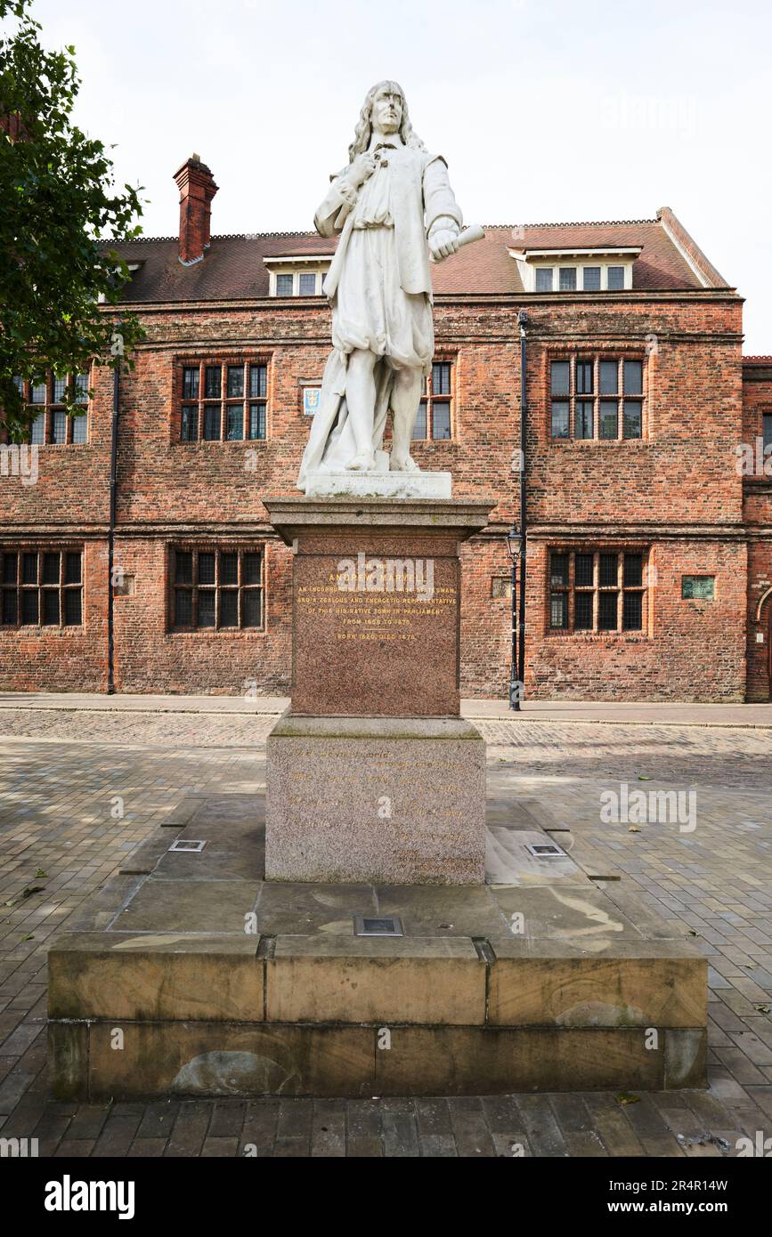 Andrew marvell statue hull hi-res stock photography and images - Alamy