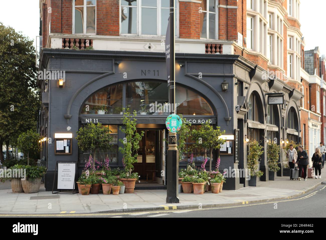 Belgravia floral display hi-res stock photography and images - Alamy