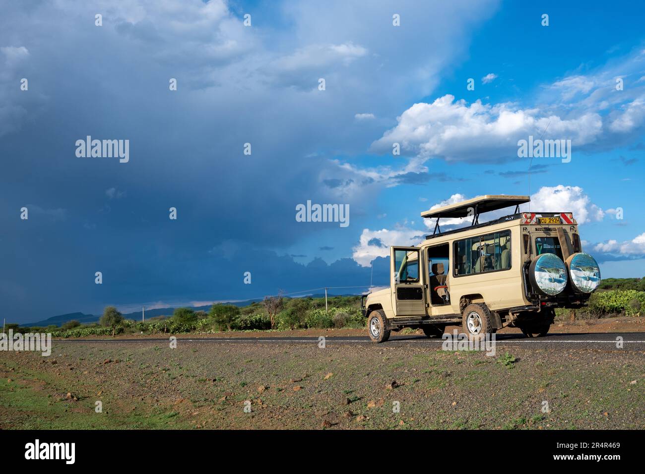 Safari jeep hi-res stock photography and images - Alamy