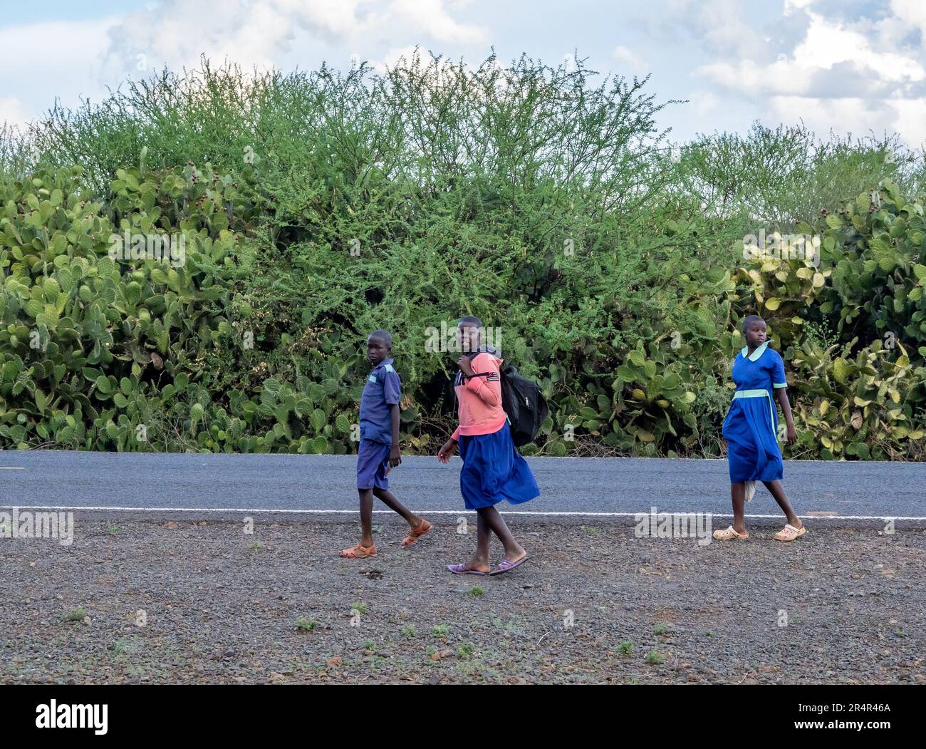 Students walking school in kenya hi-res stock photography and images ...