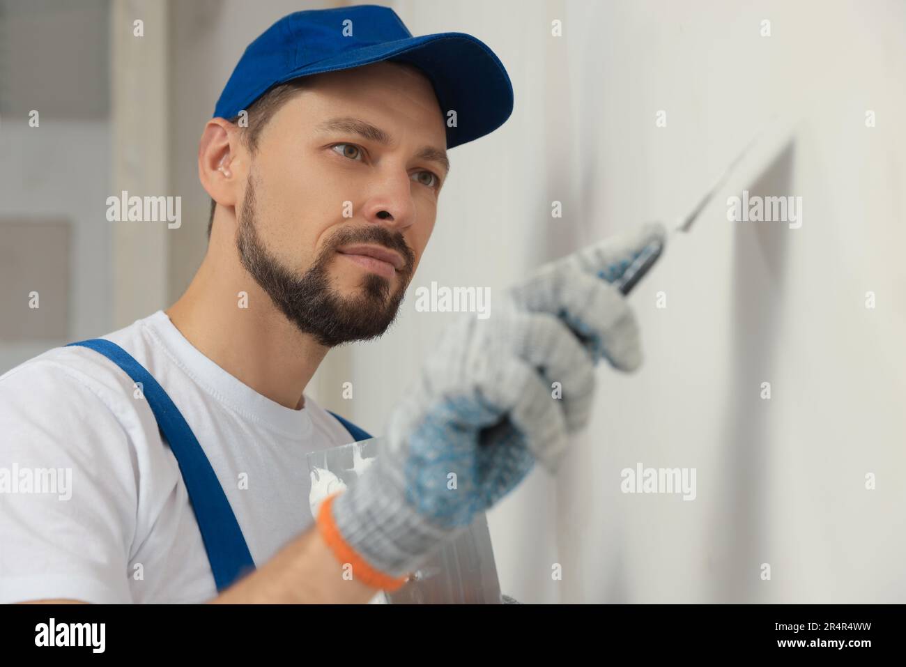Plastering man wall cap hi-res stock photography and images - Alamy