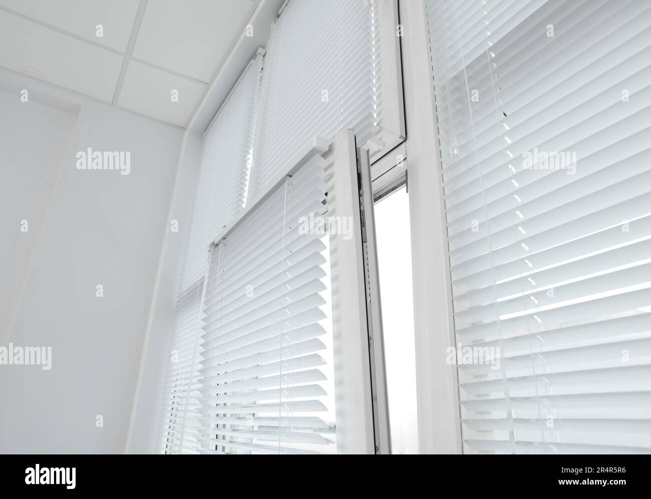 Horizontal lines in ceiling hi-res stock photography and images - Alamy