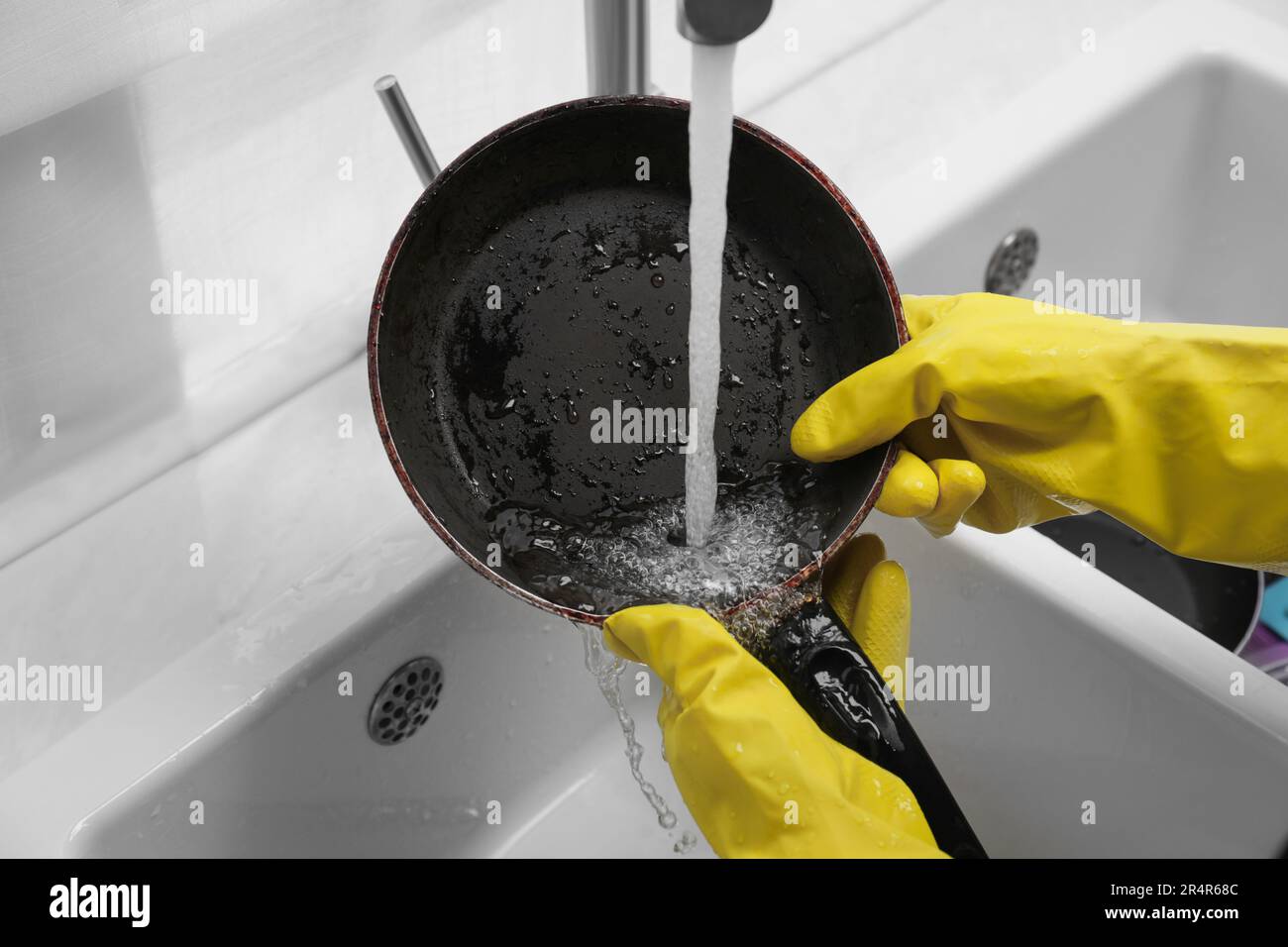 Hand washing pan kitchen hi-res stock photography and images - Alamy