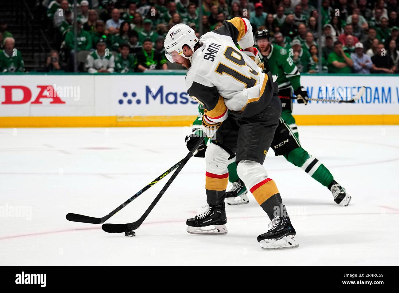 Vegas Golden Knights right wing Reilly Smith (19) lines up a shot as ...