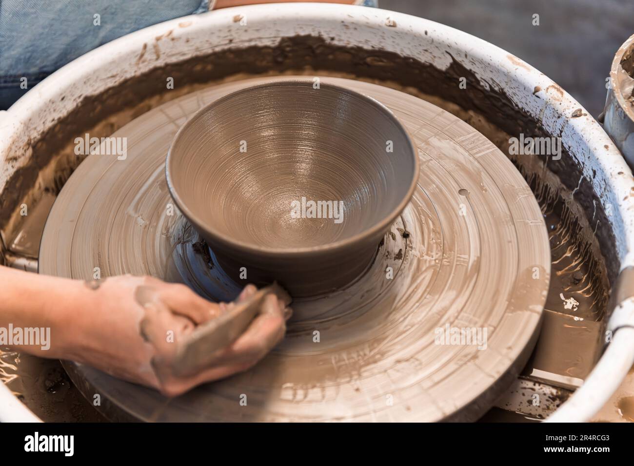 Female potter using pottery wheel hi-res stock photography and images ...