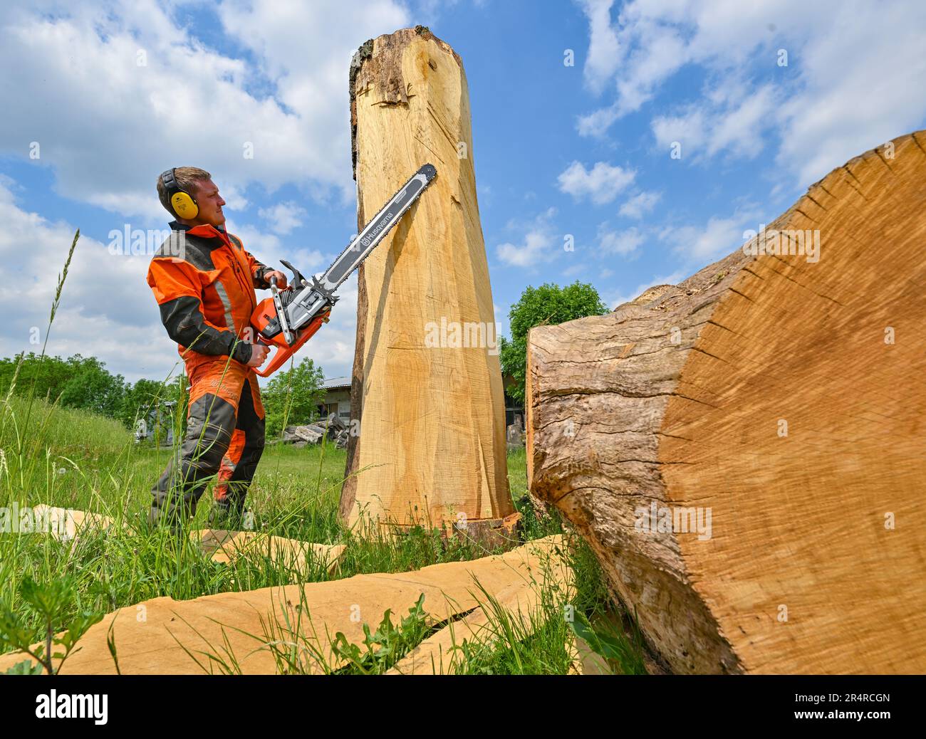 Heinersdorf, Germany. 23rd May, 2023. Christian Mücke, chainsaw artist ...