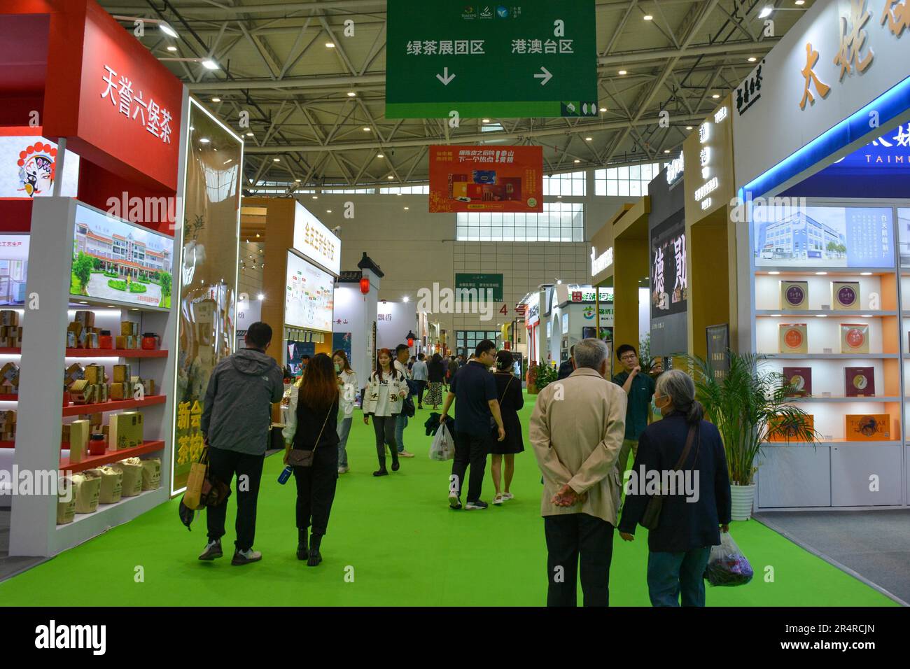 **CHINESE MAINLAND, HONG KONG, MACAU AND TAIWAN OUT** People visit the ...