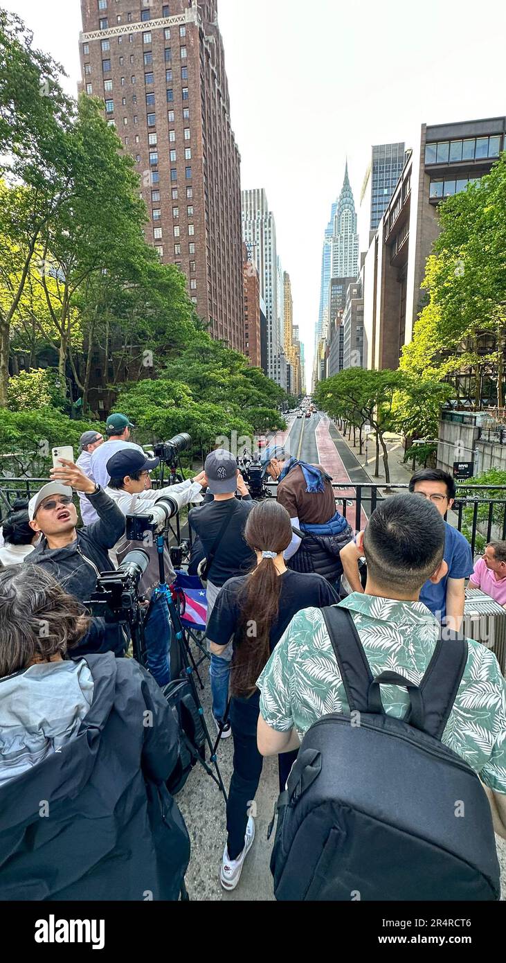 New York, Estados Unidos. 29th May, 2023. Public accompanies the sunset ...