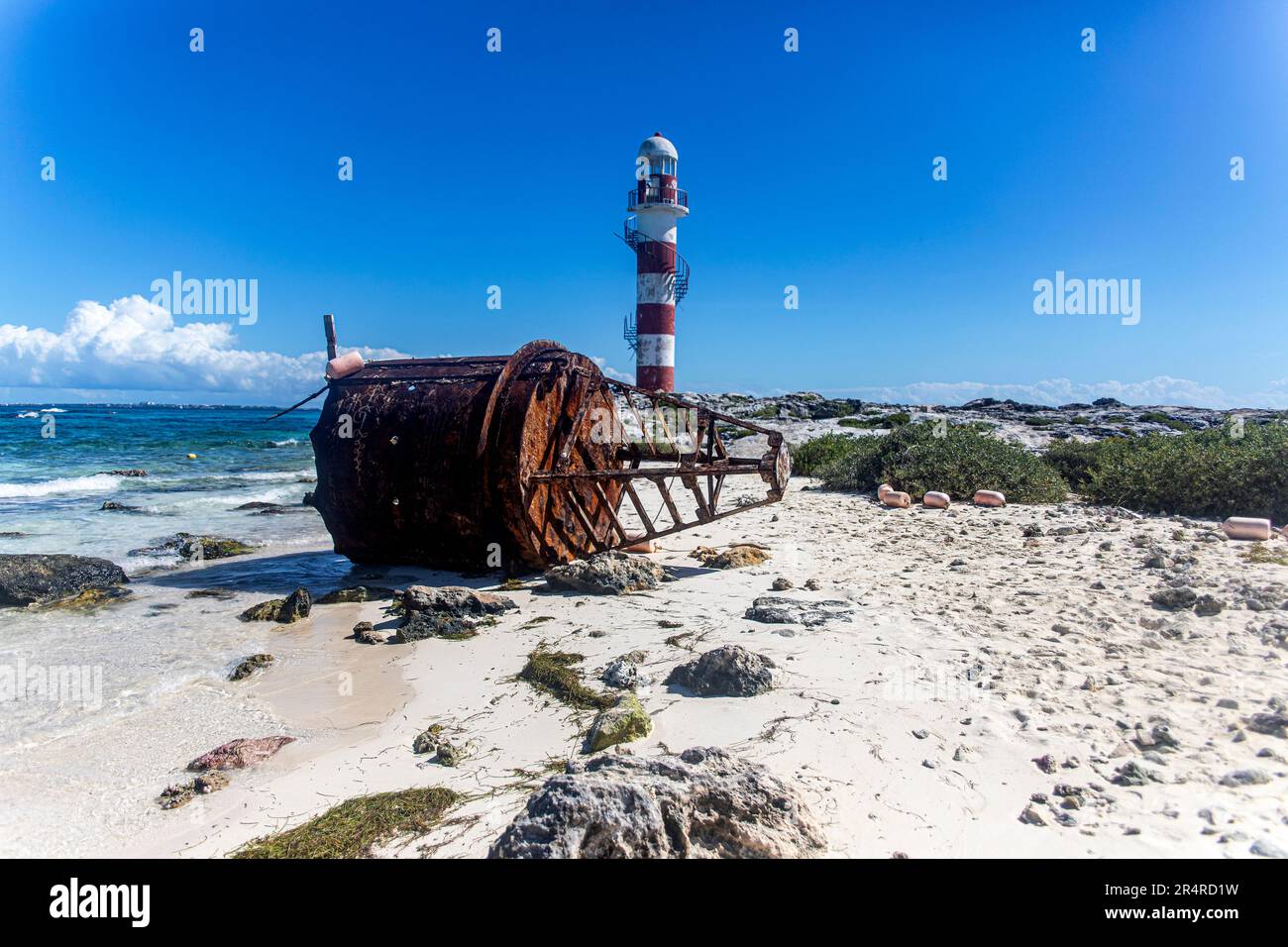 Panoramic view of the lighthouse of tip Cancun on a paradisiacal ...