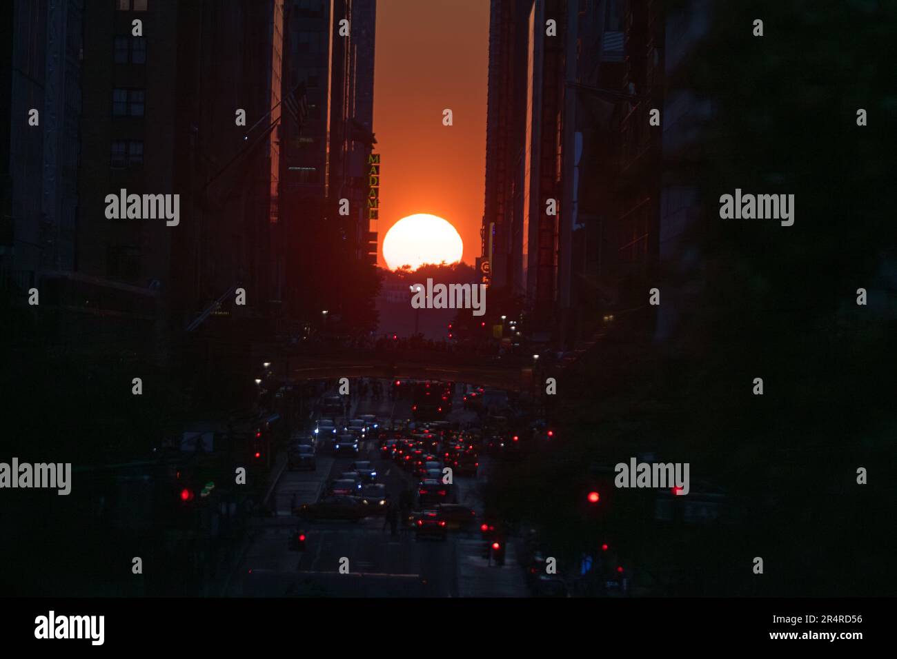 Manhattanhenge phenomenon hi-res stock photography and images - Alamy