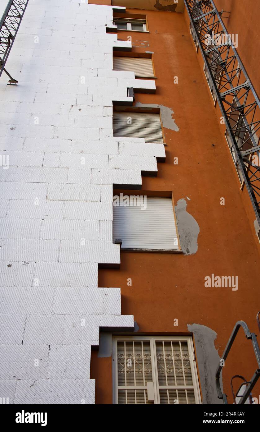 Insulating panels of molded expanded polystyrene for construction of ...