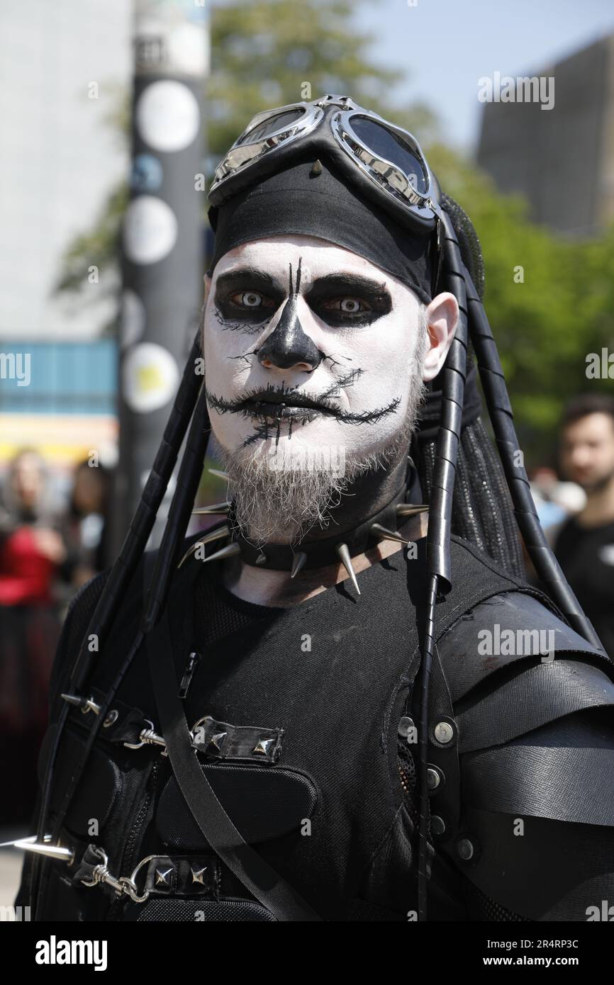 Festivalbesucher beim 30. Wave-Gotik-Treffen. Leipzig, 28.05.2023 Stock ...
