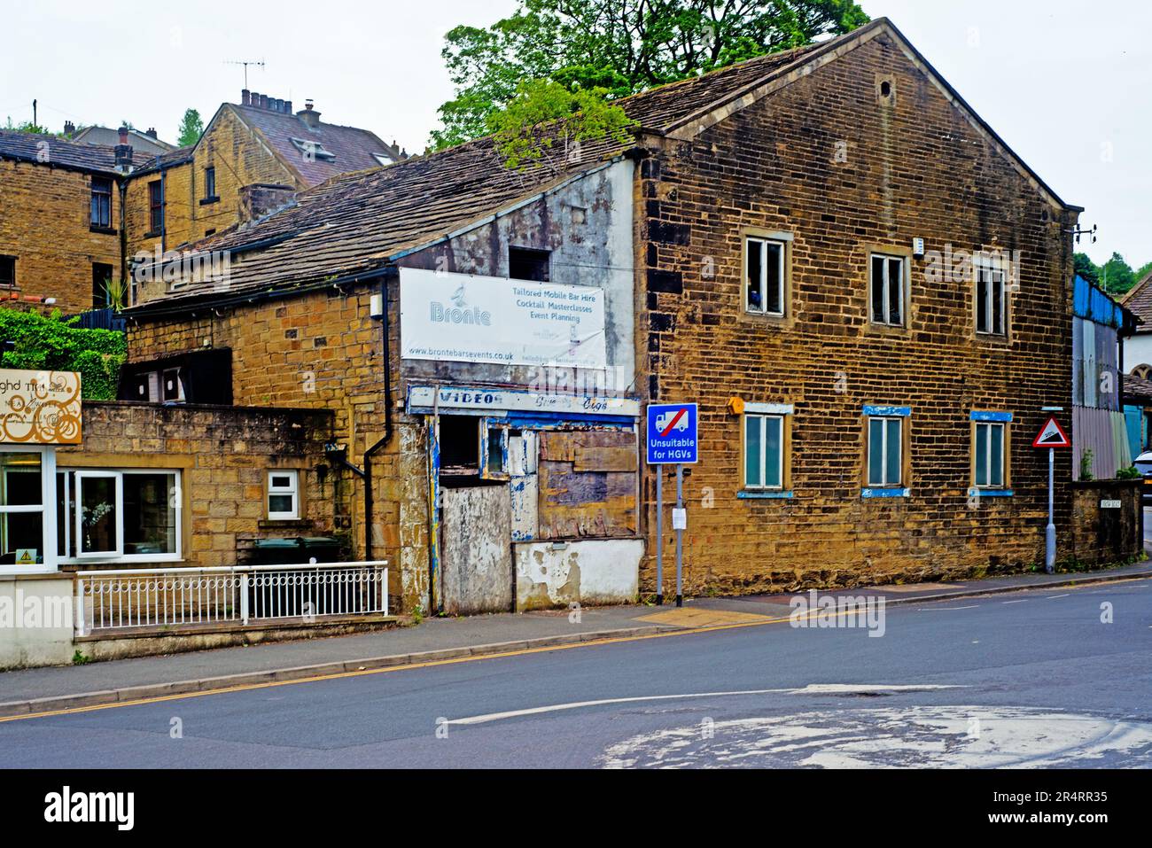 Closed warehouse hi-res stock photography and images - Alamy