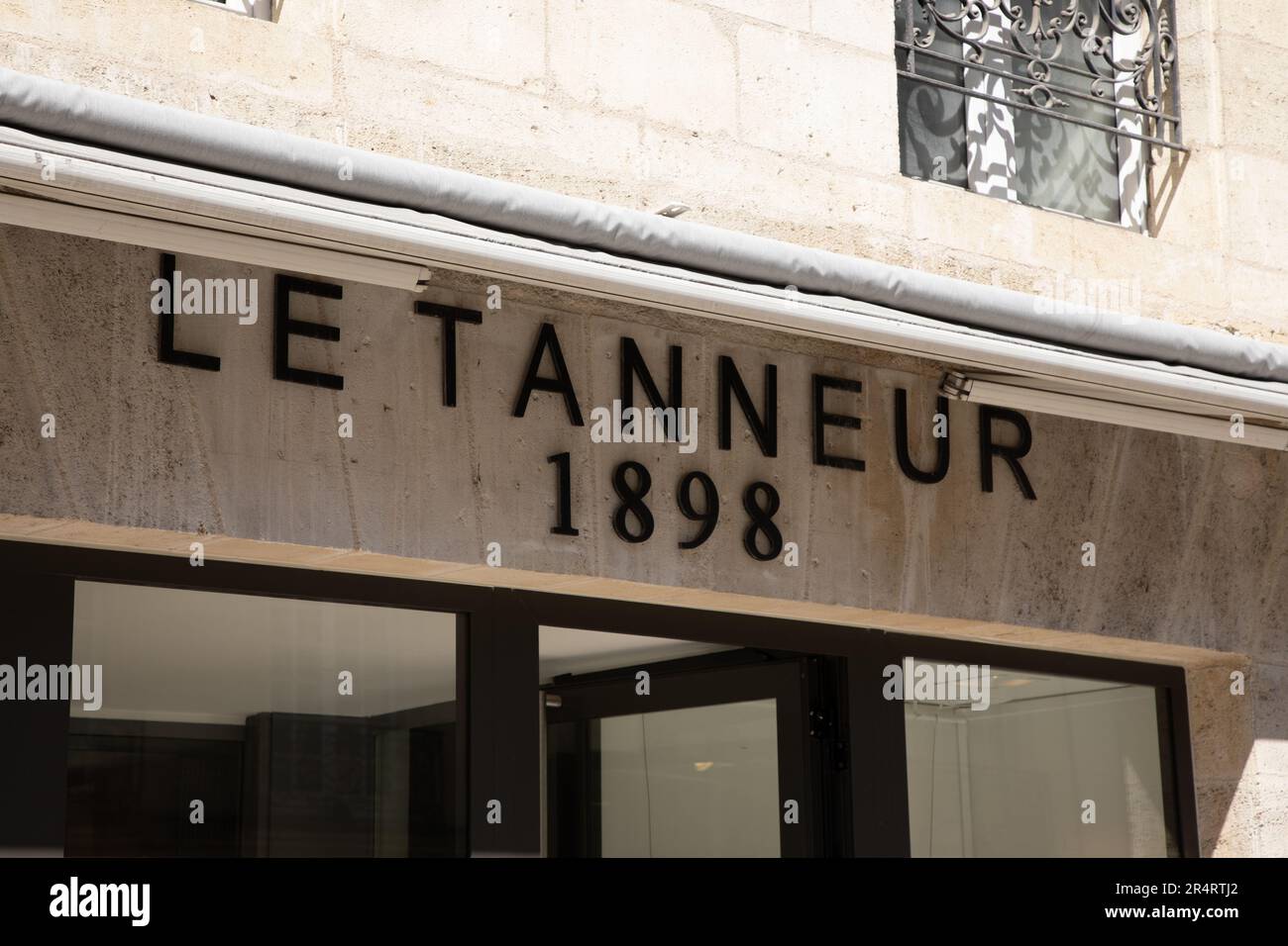 Bordeaux , Aquitaine France - 05 19 2023 : Le tanneur 1898 logo sign ...